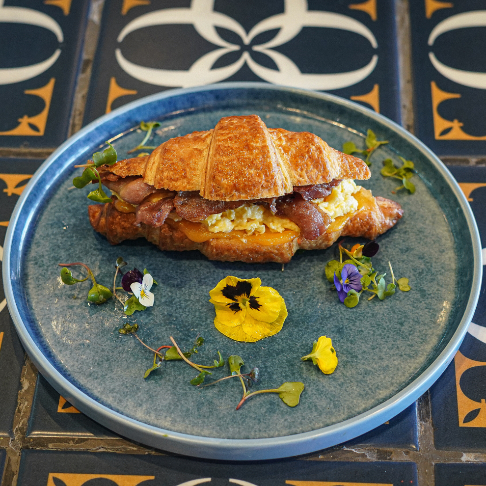 Breakfast Croissant – Café Estreito